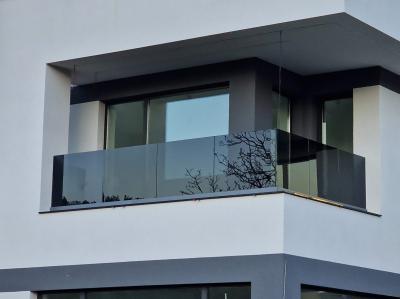 China Customized Smooth Frameless Glass Balustrade Dust Proof And Easy Cleaning U Channel Glass Railing for sale