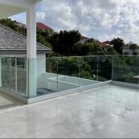 China Corrosion Resistant and Durable Modern Design Frameless Glass Balustrade Aluminum U Channel Glass Railing for sale