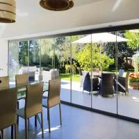 China Customizable Aluminum Bifold Patio Doors with 6063-T5 Profile and 12mm Glass for sale