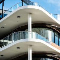 China Customizable U Channel Glass Railing with Five Year Warranty and Tempered Laminated Glass for sale