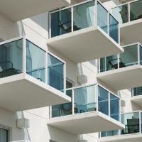 China Customized Black Coating Frameless U Channel Glass Railing with 12mm Toughened Glass Balustrade for sale