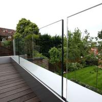 China Customizable Aluminum U Channel Glass Railing with Tempered Glass and Powder Coated Finish for sale