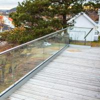 China Customizable Aluminum U Channel Glass Railing with Tempered Glass and Powder Coated Finish for sale