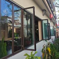 China Modern Exterior Aluminum Alloy Bifold Window Horizontal Folding Double Tempered Glass Outdoor Windows for Hotel Bathroom for sale