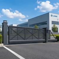 China Outdoor Aluminum Electric Suspended Gate Automatic Sliding Style Environmentally Friendly for Entry Apartment Hotel Mall Use for sale