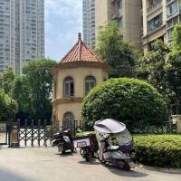 China Outdoor Industrial Aluminum Retractable Barrier Electric Automatic Entrance Gate for Courtyard & Hotel Portable Retractable Gate for sale