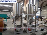 China Linear Plastic Vibrating Screen Machine Set 500kg/h 304 Stainless Steel with Removable Hopper for sale