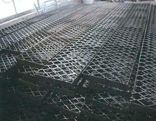 China 40*80mm Flame Retardant Expanded Wire Mesh Anti Slip Walkway Step Mesh for sale