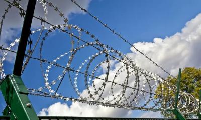 China BTO30 Barbed Wire Fence Hot Dip Galvanized Concertina Razor Blade Wire Fence With Clips for sale