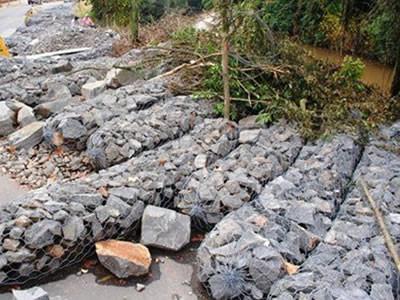 China Galvanized Gabion Wire Mesh Corrosion Resistance Cylindrical Gabion Basket Stone Bag for sale