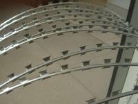 China Galvanized Steel High Tensile Barbed Wire Bto 22 Spiral Blade 14 Gauge for sale