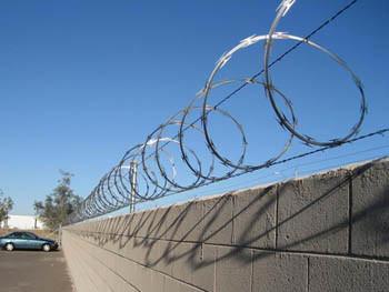 China Anti Climbing Bto-28 Barbed Wire Cattle Fence Corrugated for sale