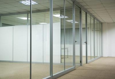 China Soundproof Aluminum Office Partition with 45dB Noise Reduction and IP54 Waterproof Rating - Clear/Frosted Glass Options for sale