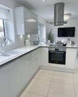 China Modern Modular Kitchen Cabinet White L Shape Kitchen Design With Quartz Stone Top for sale