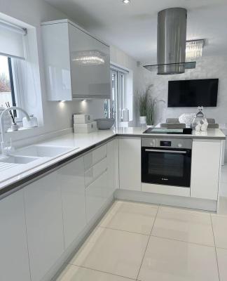 China Modern Modular Kitchen Cabinet White L Shape Kitchen Design With Quartz Stone Top for sale