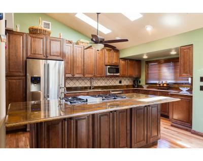 China 2000MM HPDL Contemporary Brown Solid Wood Kitchen Cabinets Farmhouse Cocina for sale