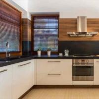 China Wood kitchen cabinets set from Guangdong supplier modern cuisine complete design with quartz stone top and drawers for sale