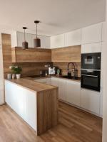 China 2.5M High Custom Kitchen Cabinets White Lacquer Paint And Wooden Color Finish for sale