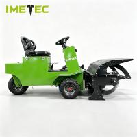 China Three Wheeled Livestock Cow Feed Pusher Truck With Spiral Auger for sale