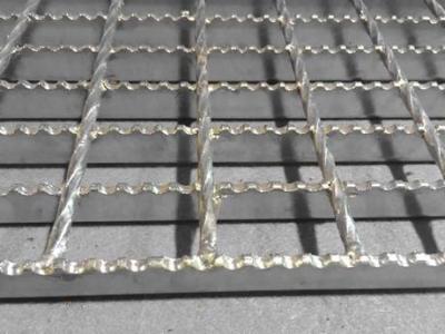China Q235 ASTM A36 25X5mm 30X3mm 30X5mm 40X5mm Gi Steel Serrated Grating Mesh for Drainage Factory Price for sale