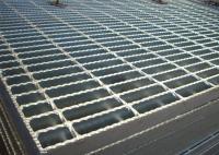 China 30X3mm Catwalk Hot DIP Galvanized Metal Bearing Bar Grid Serrated Weld Steel Mesh Treads Trench Drainage Cover Tec-Sieve Expanded Steel Grating for Trailer Ramp for sale