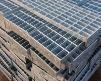 China Carbon Steel Galvanized Steel Stair Treads with Stainless Steel and Aluminum Options for Outdoor Use for sale