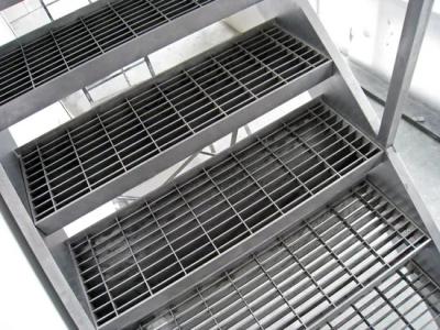 China Hot Dipped Galvanized Steel Stair Treads with Serrated Edges for Outdoor Platforms and Customizable Sizes for sale