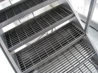 China Hot DIP Galvanized Steel Stair Treads with Passivation Finish and Serrated Flat Type for Enhanced Safety for sale
