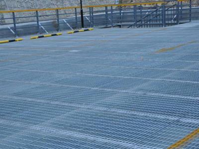 China Swage-Locked Steel Bar Grating with High Strength-to-Weight Ratio for Minimum Deflection and Maximum Safety for sale