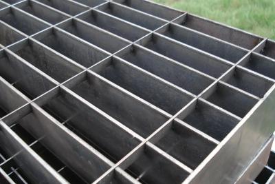 China Swage-Locked Riveted Smooth Steel Grating for Heavy Duty Applications for sale