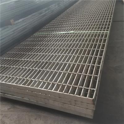 China Hot-Dip Galvanized Anti-Slip High Load-Bearing Steel Grating for Stair Treads and Walkways for sale