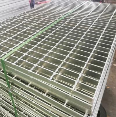 China Galvanized Steel Grating with 15/20/30mm Bearing Bar Pitch for Drive Applications for sale