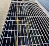 China Galvanized Steel Grating with 15/20/30mm Bearing Bar Pitch for Drive Applications for sale