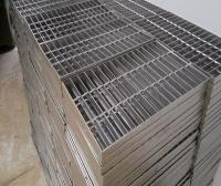 China Hot-DIP Galvanized Steel Grating Stair Treads with Skid Resistant and Heavy Duty Features for sale