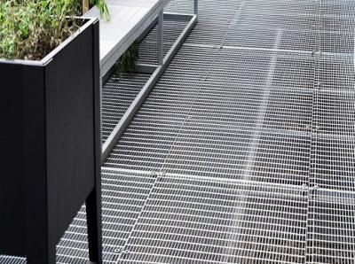 China Hot-DIP Galvanized Stainless Steel Grating for Outdoor Exterior Stair Treads and Platform Walkways for sale