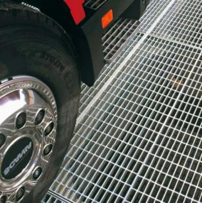 China Heavy Duty Galvanized Steel Grating with Q235 / Q345 / SS304 / SS316 Material for Self-Propelled Parking Lot for sale