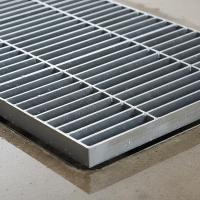 China Galvanized Stainless Steel Grating with 38/50/76/100mm Cross Bar Pitch for Optimal Drainage for sale