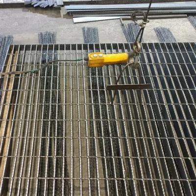 China Hot-Dipped Galvanized Steel Grating with High Tensile Strength and Corrosion Resistance for Industrial Use for sale