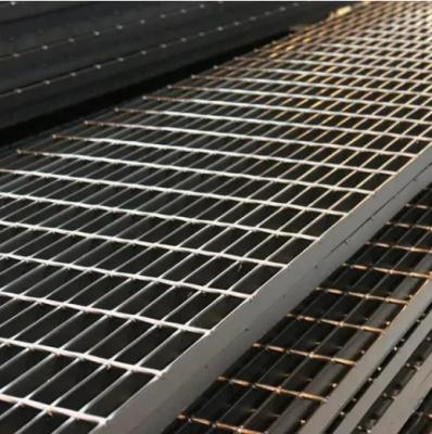 China Hot Dip Galvanized Heavy Duty Steel Grating with Serrated Bar for Industrial Platforms and Trench Covers for sale