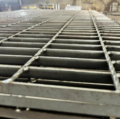 China Galvanized Customizable Steel Grating for Safety Walkway and Heavy-Duty Applications for sale