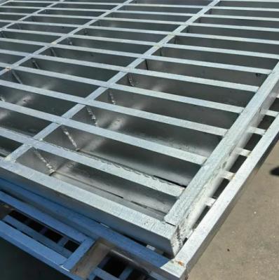 China Hot-DIP Galvanized Slip-Resistant Steel Grating with Customizable Sizes for Outdoor Stair Treads and Walkways for sale