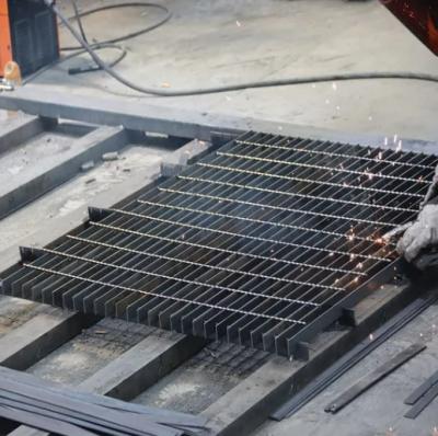 China Serrated Anti-Slip Steel Grating in 316L Stainless Steel with Hot-Dip Galvanized Surface for Industrial Walkways for sale