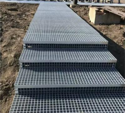 China Industrial Grade Galvanized Steel Stair Treads with Non-Slip Nosing and Hot-Dip Galvanized Finish for sale