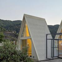 China Customizable European Triangular Prefab Steel House, Quick-Assembly Waterproof Portable Cabin for Hotel Accommodation Use for sale