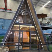 China Luxurious 1-2 Bedroom Steel Container House Movable Prefab Small Triangle Modern Design Hotel Use Comfortable Accommodation for sale
