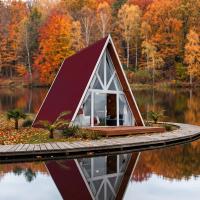 China Robust Stabilized Steel Structure Triangular Wood Prefabricated Lodge Warm Safe Space for Long-Stay Family Use for sale