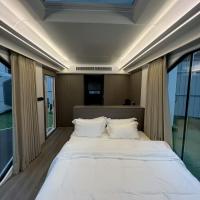 China Waterproof 2-Bedroom Prefab House Mobile Steel Space Capsule Container for Home Living Room Kitchen Office Shop Toilet Included for sale