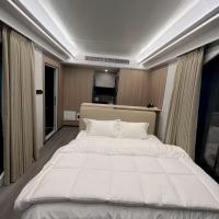 China Futuristic House Hot-selling Steel Frame Capsule Container Prefabricated Houses, Hotel, Office, Store Container Houses, for sale
