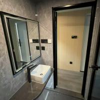 China Hot-Selling Prefabricated Steel Frame Capsule Container Houses for Hotels Offices Stores Elegant Prefabricated Steel Villas for sale