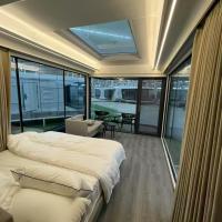 China Waterproof Tiny Space Capsule Bedroom Durable Steel Frame Solar Villa House Made Container for Office Building Knockdown Design for sale